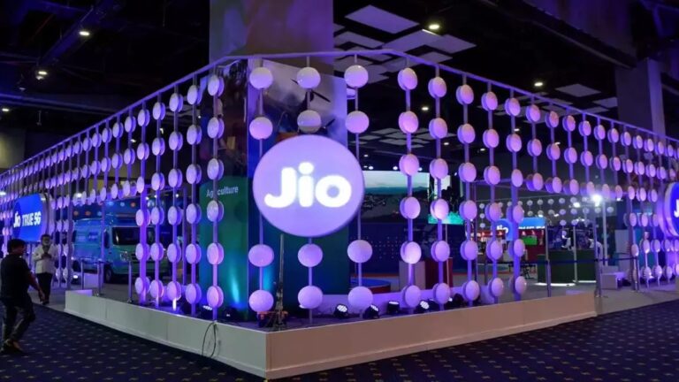What is Roadshow Marketing? Types, Benefits and Examples